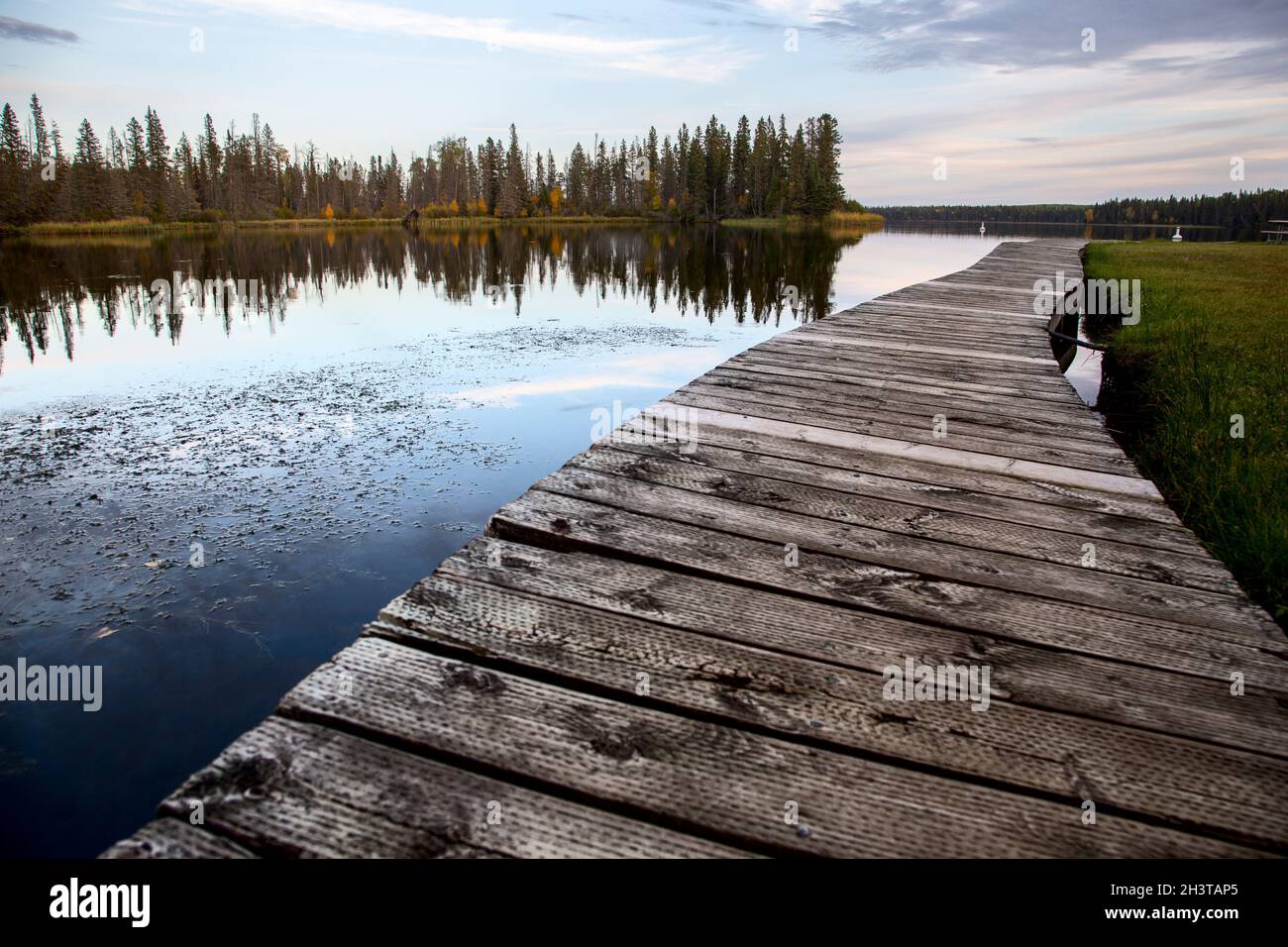 Northern lake canada dock hi-res stock photography and images - Alamy