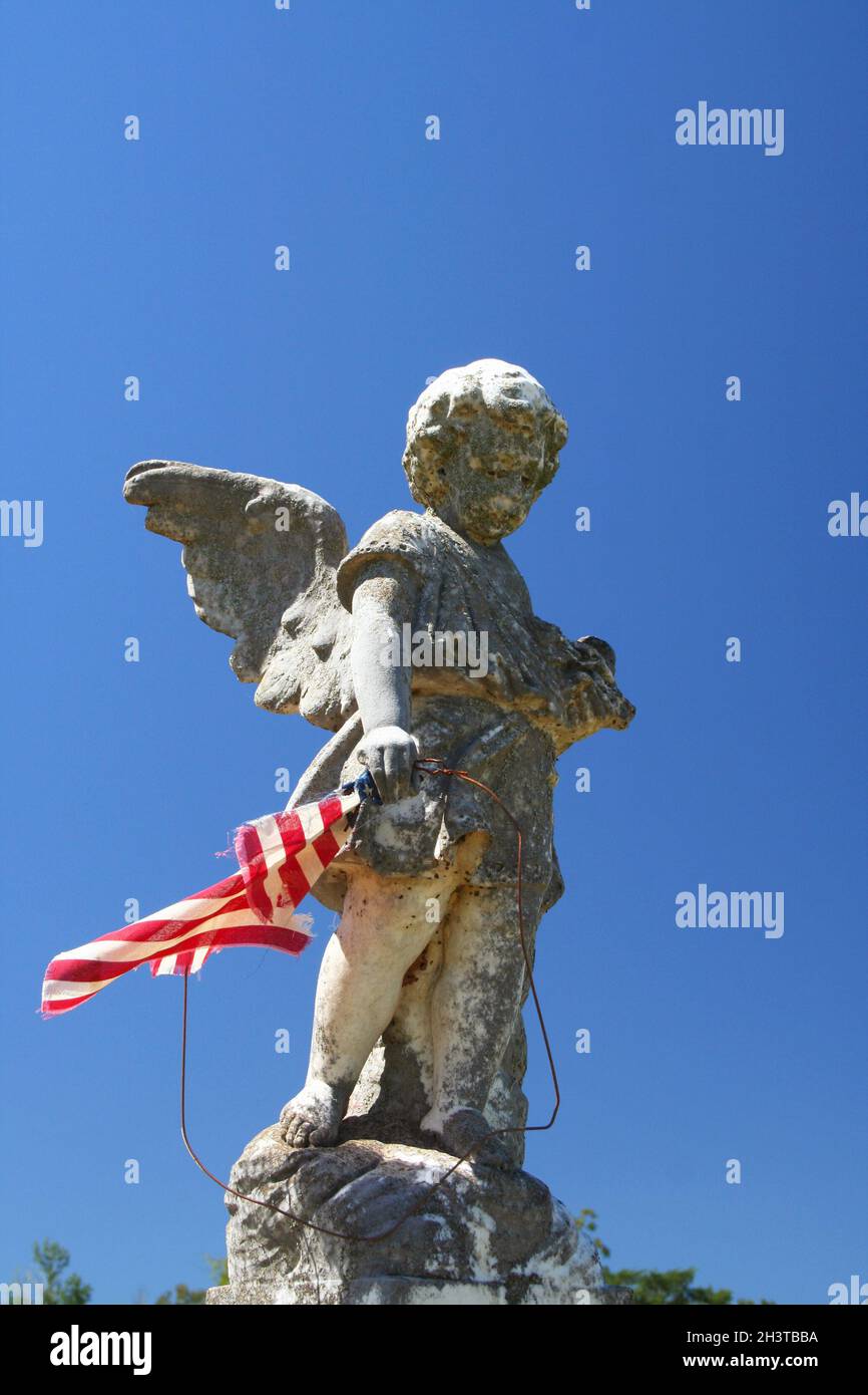 Old worn american flag memorial hi-res stock photography and images - Alamy