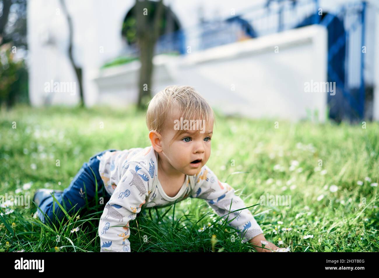 Kneeling children hi-res stock photography and images - Alamy