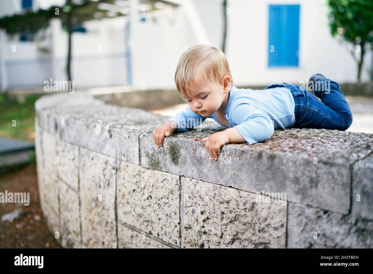 Children behind fence hi-res stock photography and images - Alamy
