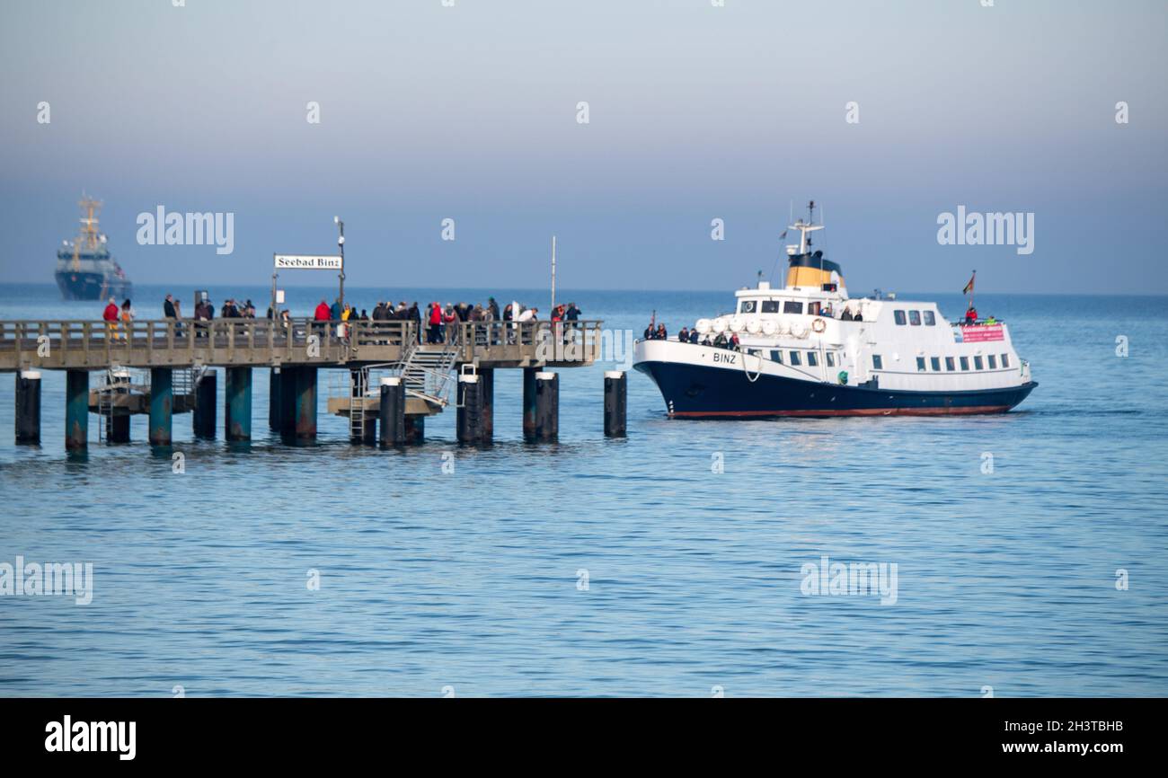 Binz, Germany. 30th Oct, 2021. Tourists walk on the beach on the pier ...
