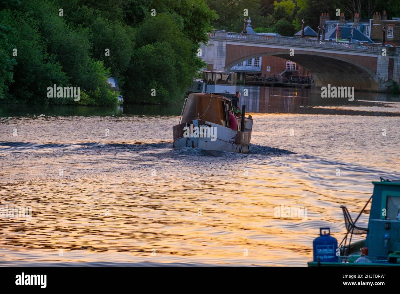 River thames and tow path Stock Photo - Alamy