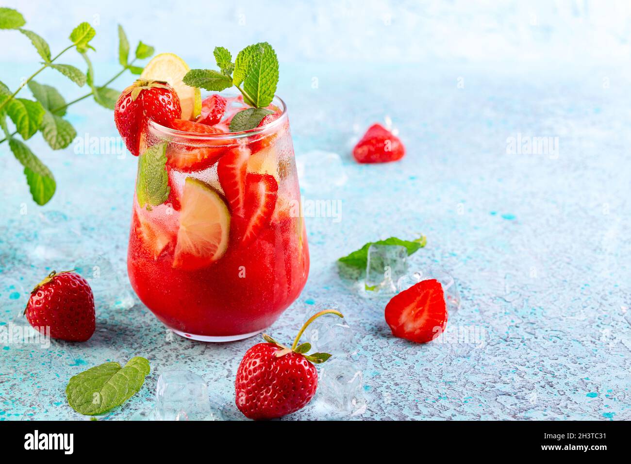 Ice-cold strawberry drink with lime Stock Photo - Alamy