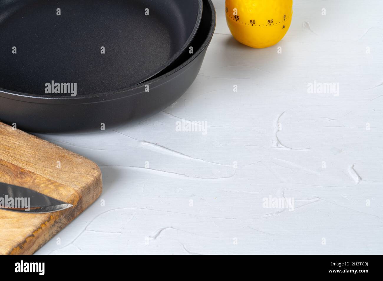 Clean and dry cooking pans on a kitchen counter Stock Photo - Alamy