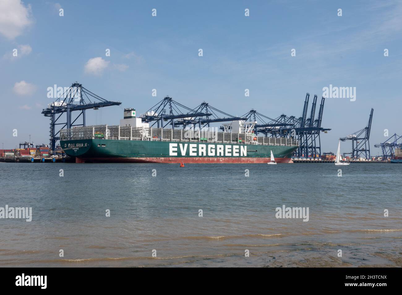 Evergreen line container vessel hi-res stock photography and images - Alamy