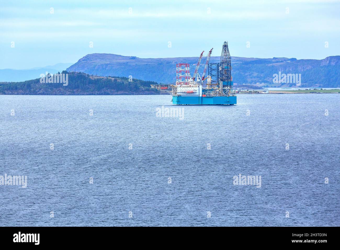 Offshore rigs hi-res stock photography and images - Alamy