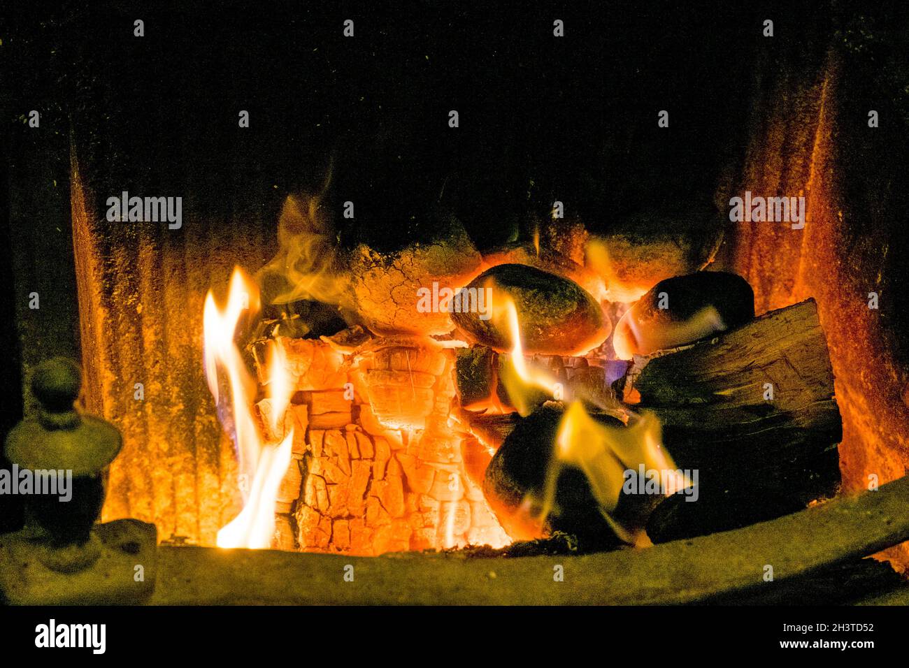open fire in doors Stock Photo - Alamy
