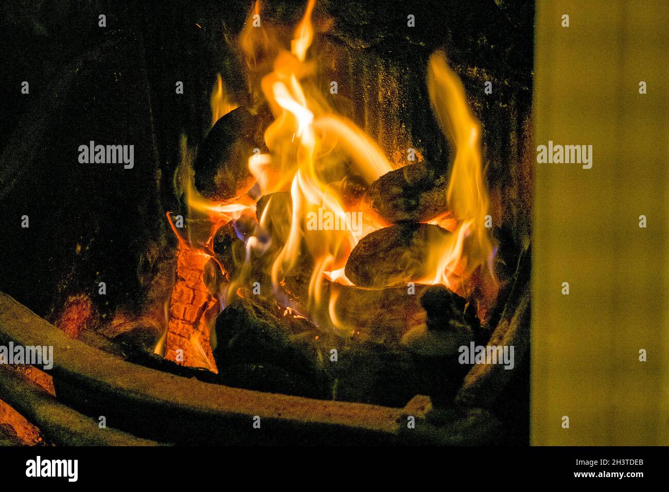 open fire in doors Stock Photo - Alamy