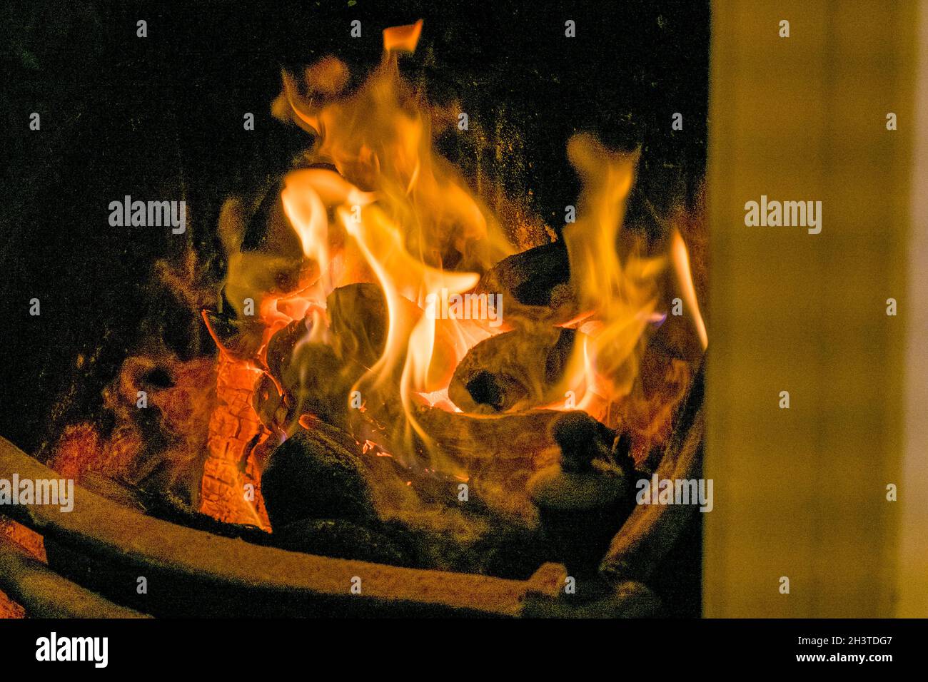 open fire in doors Stock Photo - Alamy