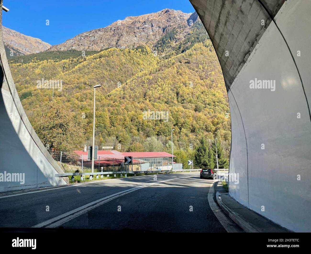 Cars motorway road travel mountain hi-res stock photography and images ...