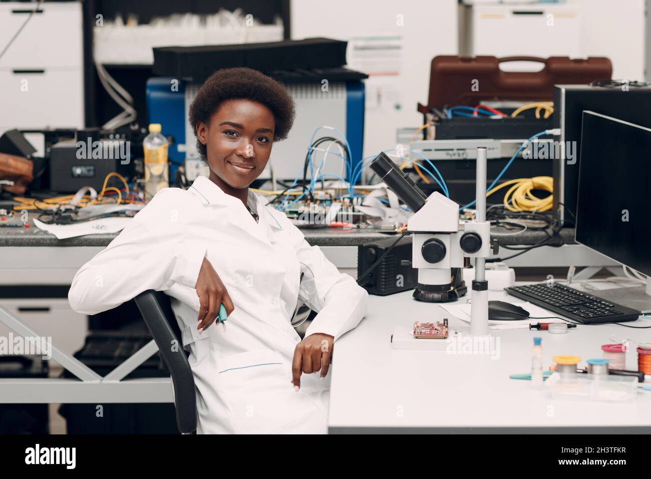 Scientist laboratory hi-res stock photography and images - Alamy