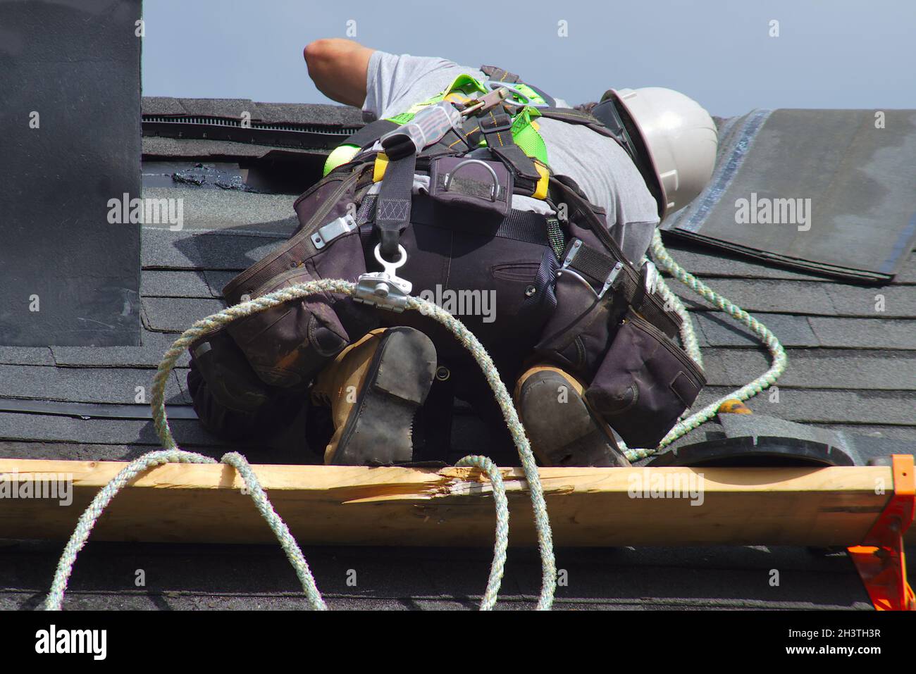 Installing shingles hi-res stock photography and images - Alamy