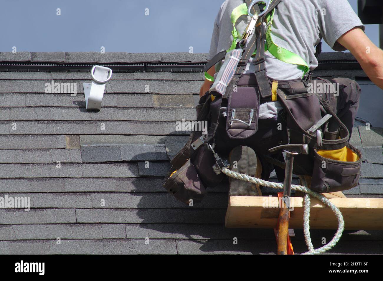 Man fixing roof tiles hi-res stock photography and images - Alamy