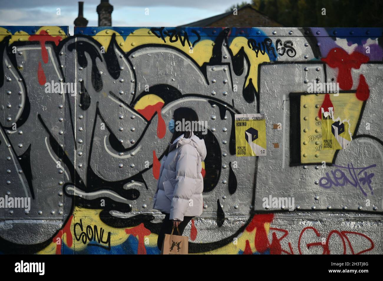 People walk past Graffiti in Brick Lane, east london Stock Photo - Alamy