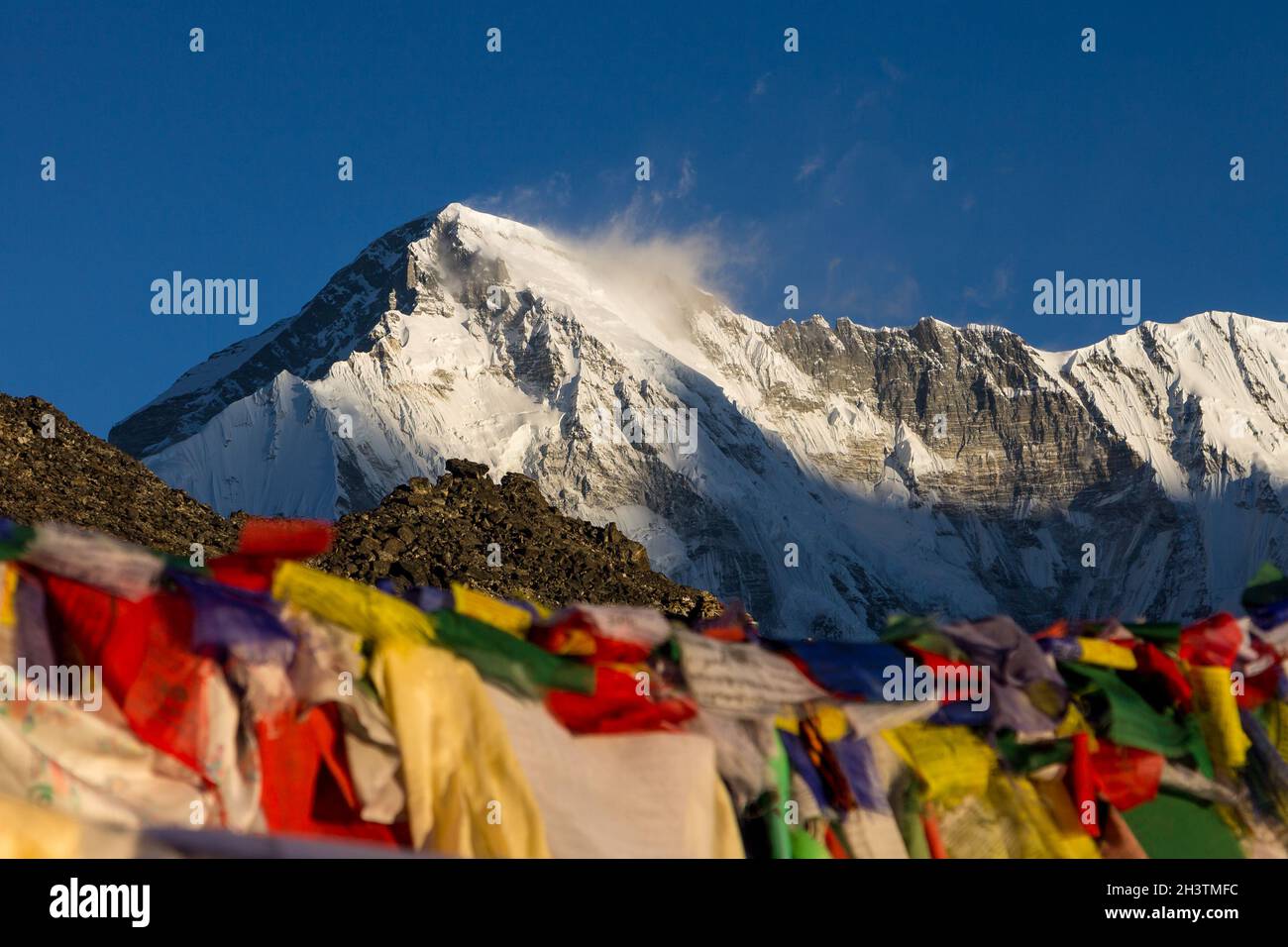 Cho Oyu seen at sunrise from Gokyo Ri Stock Photo - Alamy