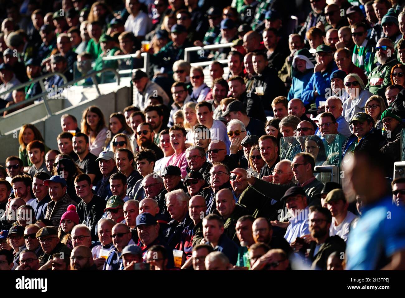 London irish fans watch the action hi-res stock photography and images ...