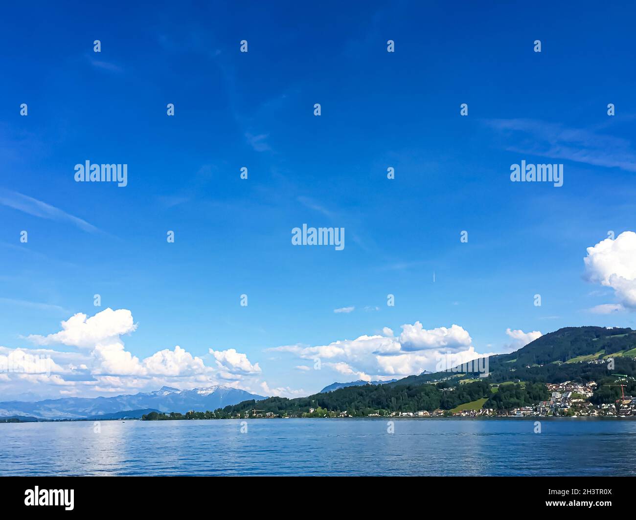 Idyllic Swiss landscape, view of lake Zurich in Richterswil ...
