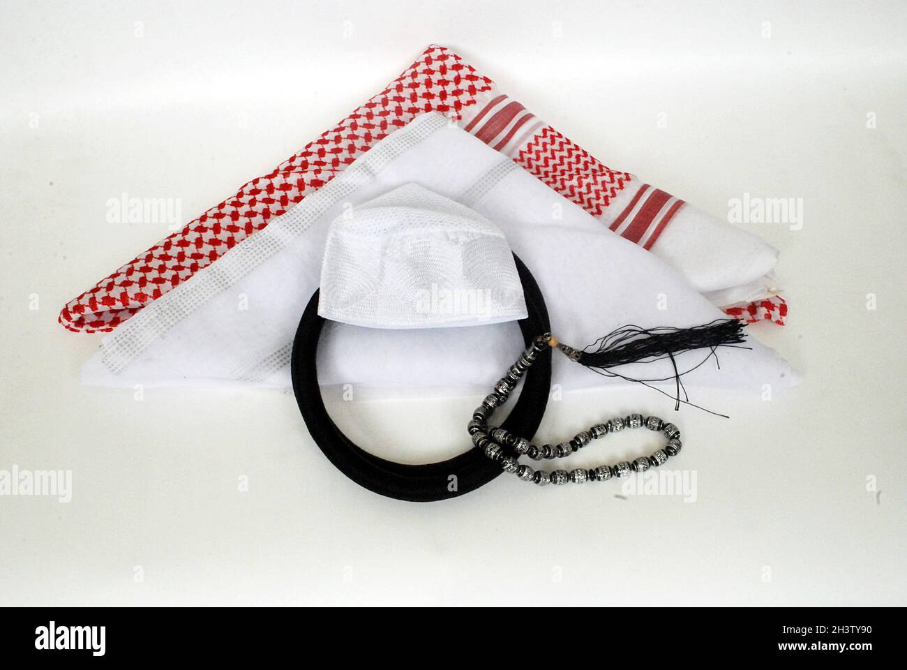 Arabic traditional clothing accessories Agal, Islamic cap and rosary ...