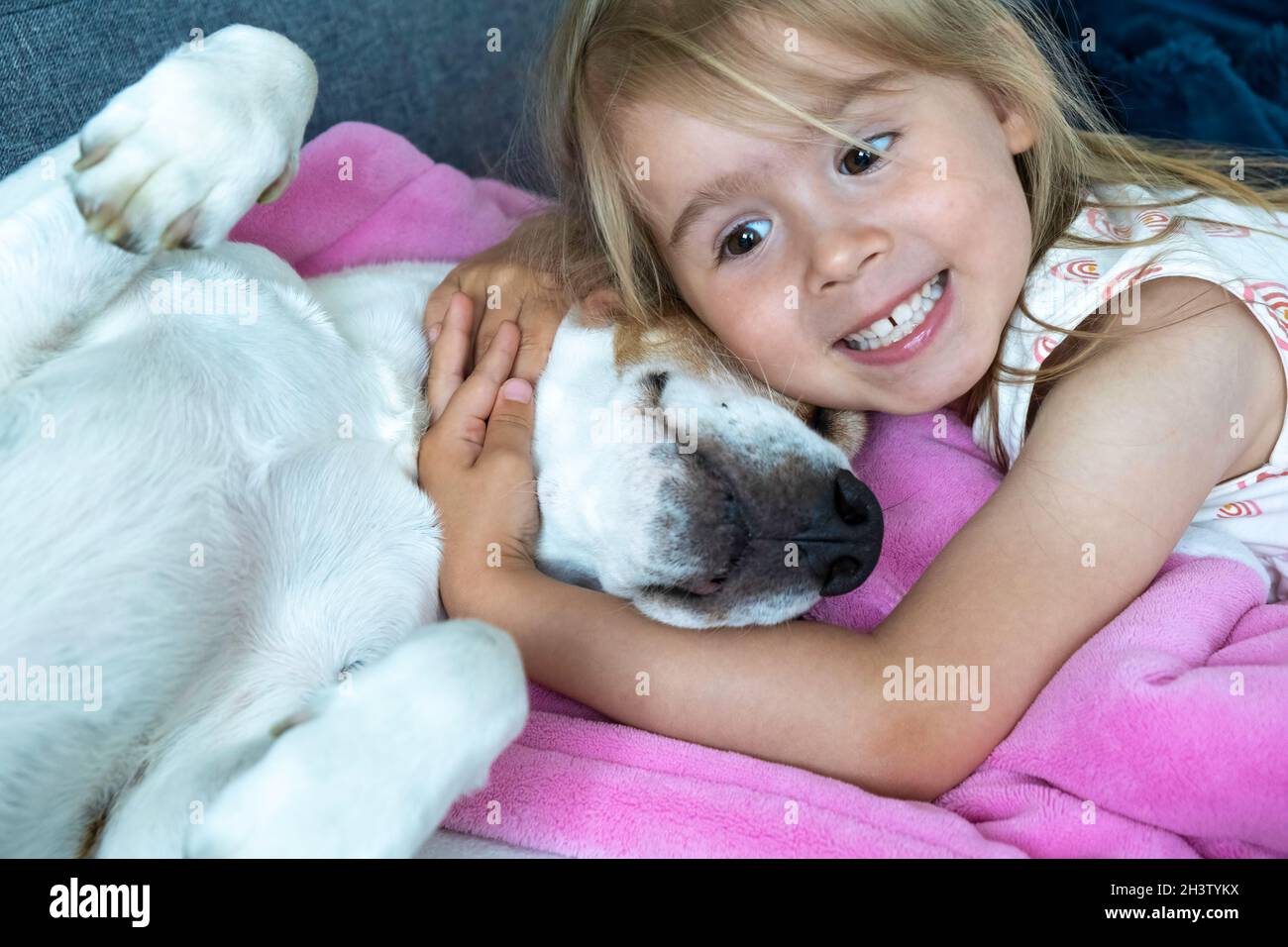 Child cuddle dog hi-res stock photography and images - Alamy
