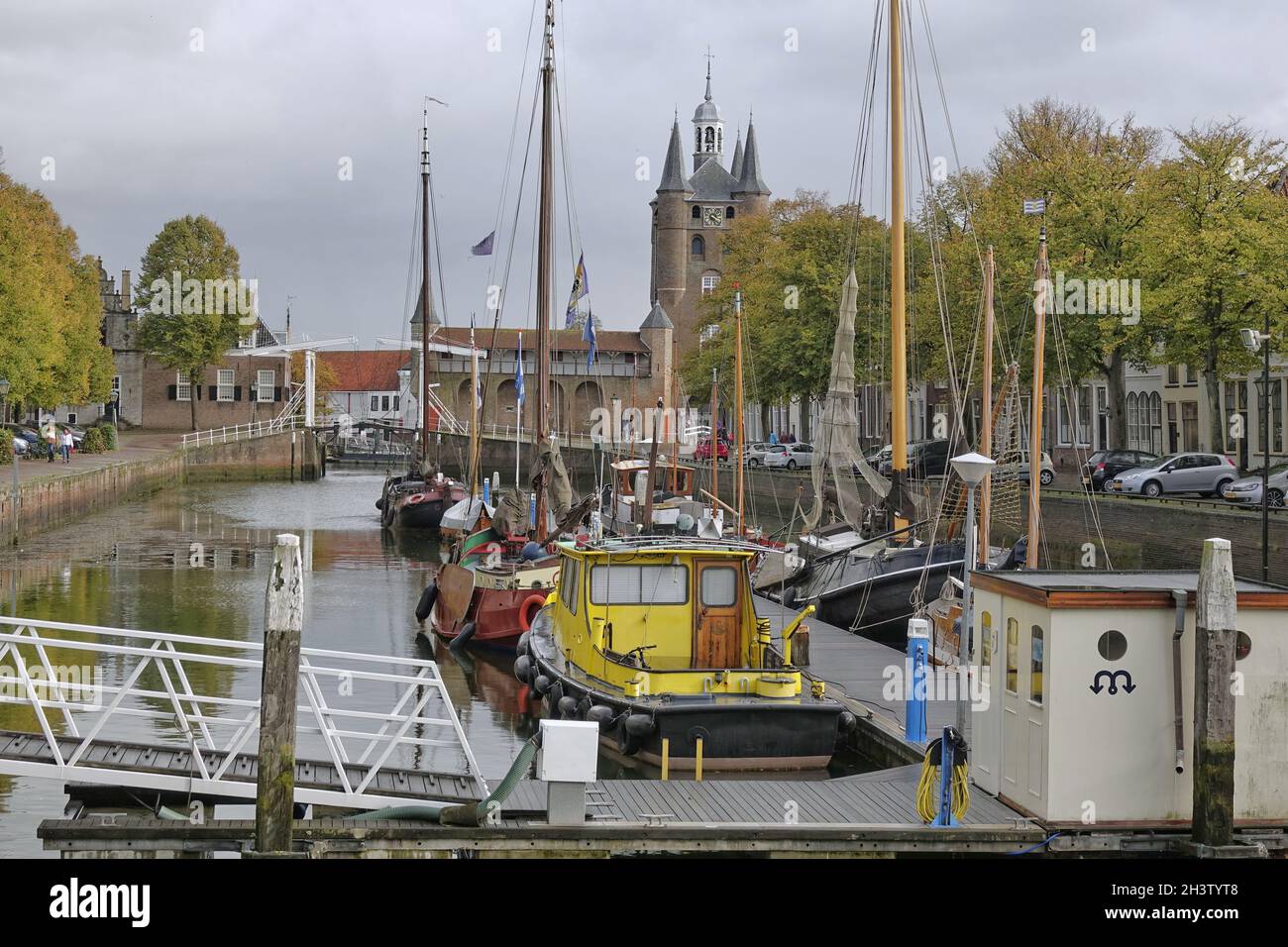 Hafen und Zuidhavenpoort in Zierikzee Stock Photo - Alamy