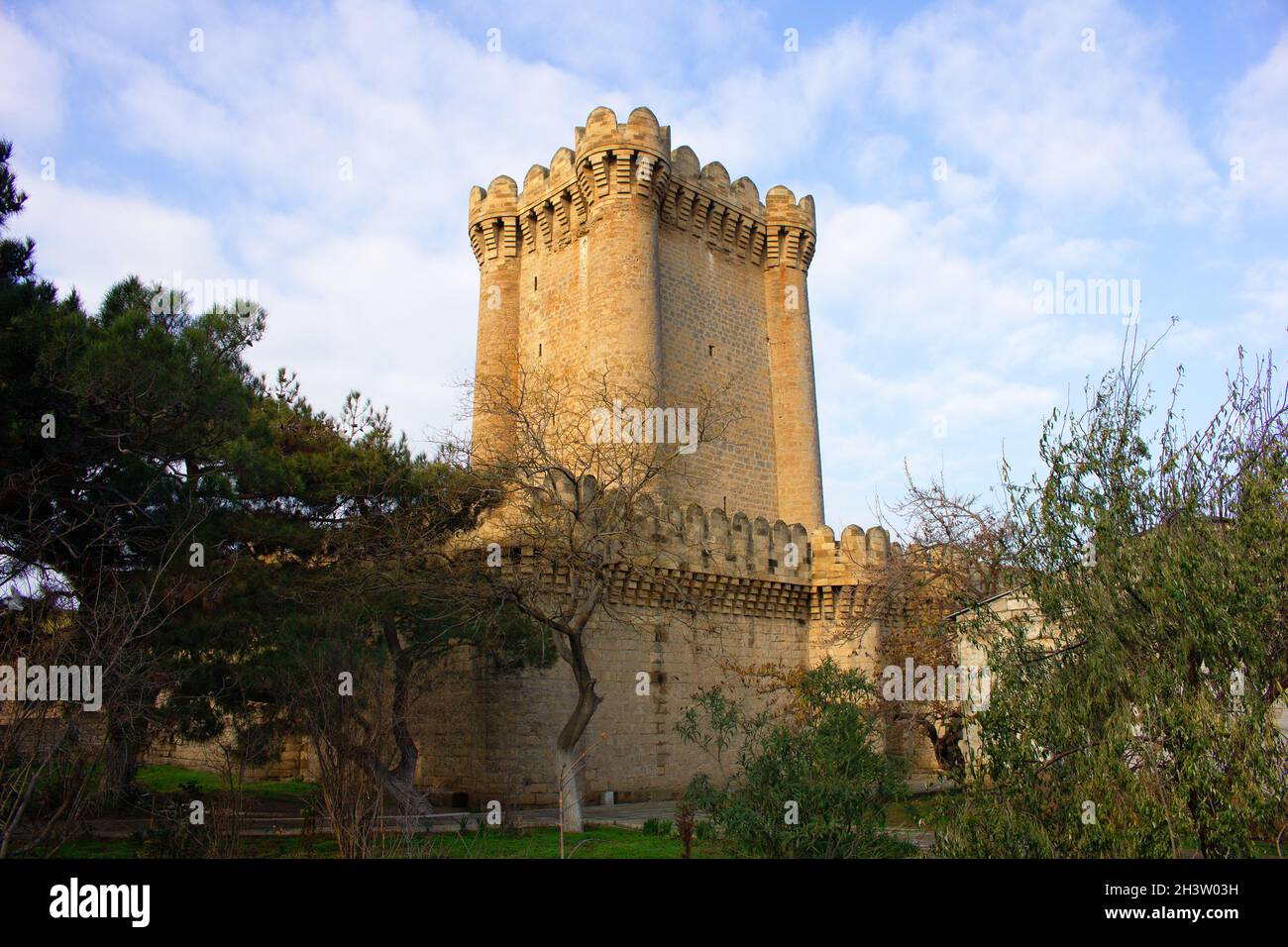 Medieval quadrangular castle hi-res stock photography and images - Alamy
