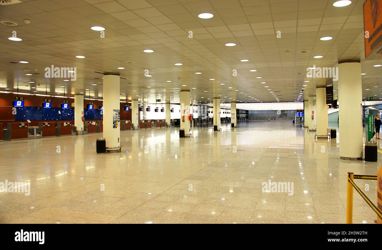 Spain check in barcelona airport hi-res stock photography and images ...