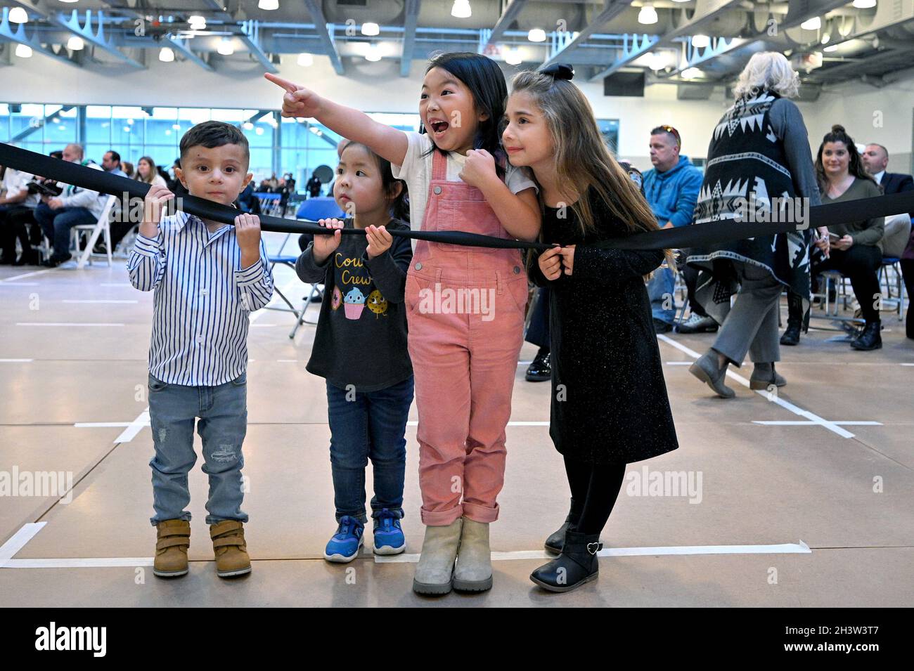 New York, USA. 29th Oct, 2021. Stephanie Liu (pink), 6, points to her ...