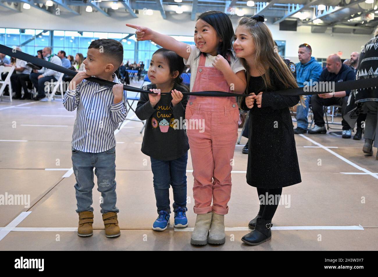 New York, USA. 29th Oct, 2021. Stephanie Liu (pink), 6, points to her ...