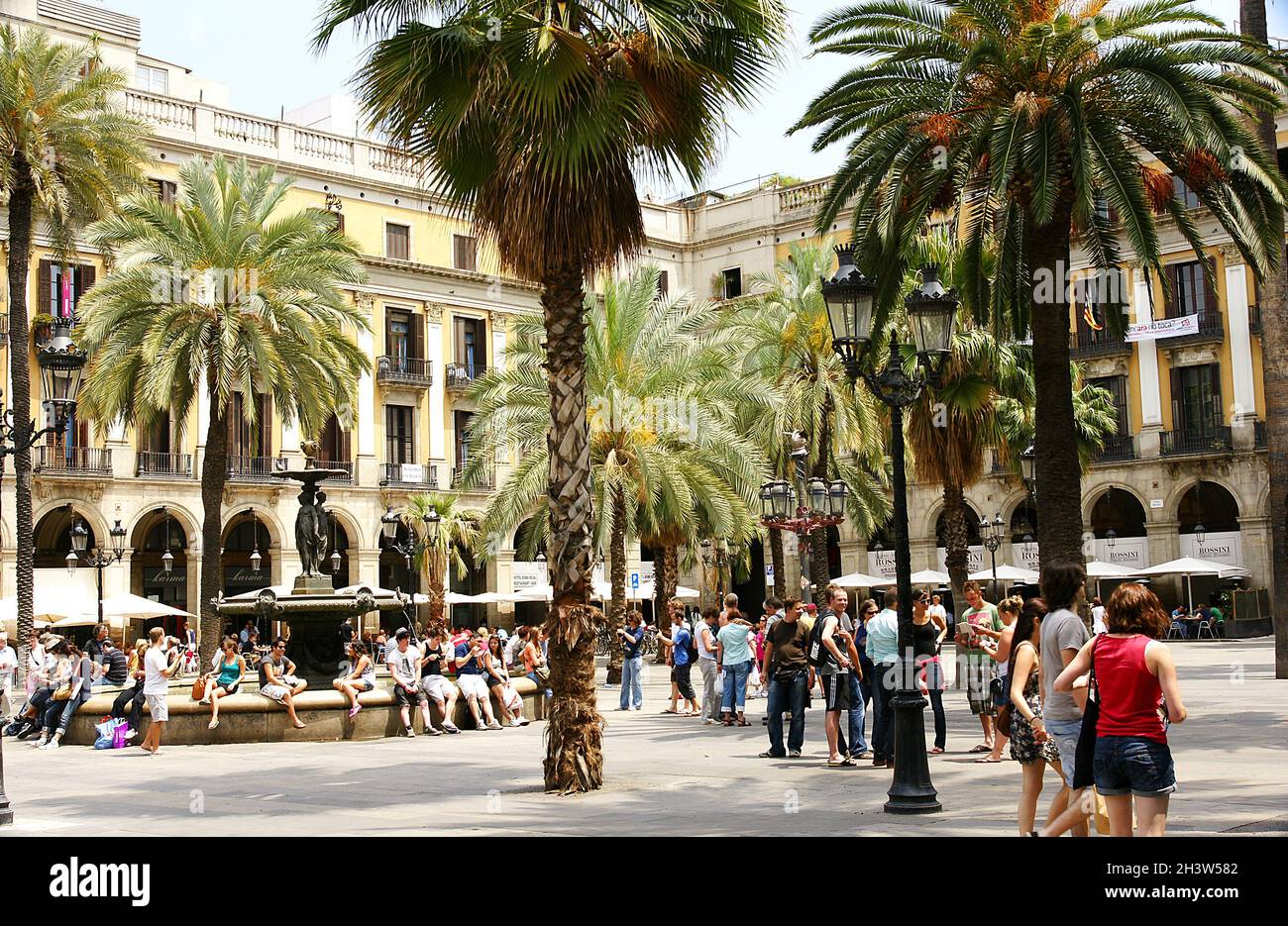 Plaza real in barcelona hi-res stock photography and images - Alamy
