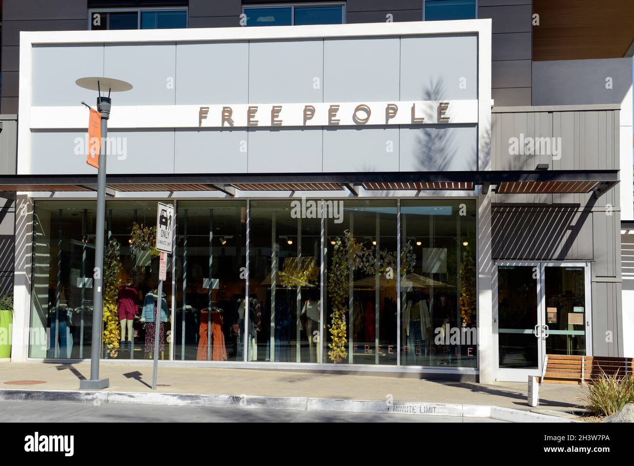 Free people store hi-res stock photography and images - Alamy