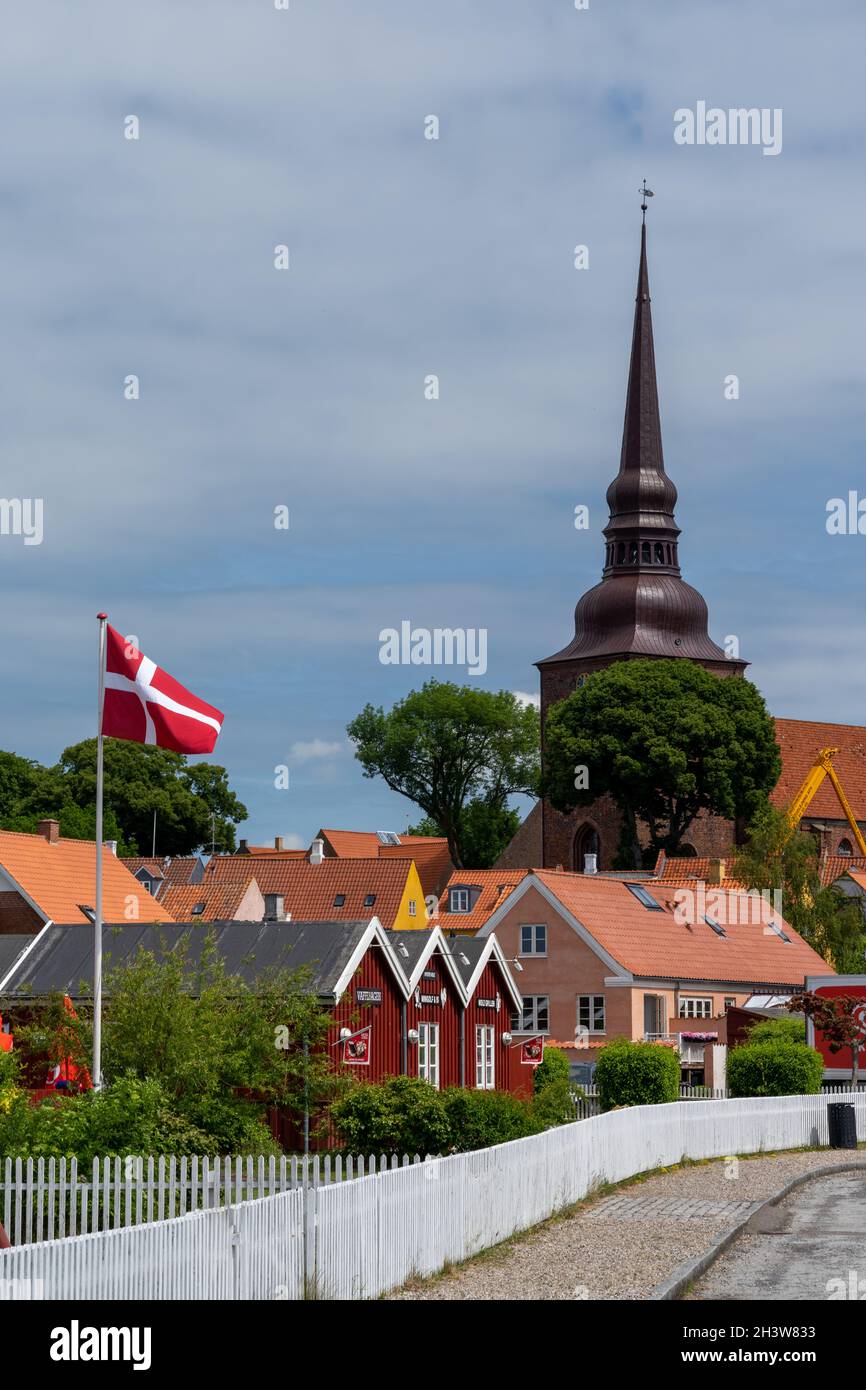 Tall building small houses hi-res stock photography and images - Alamy