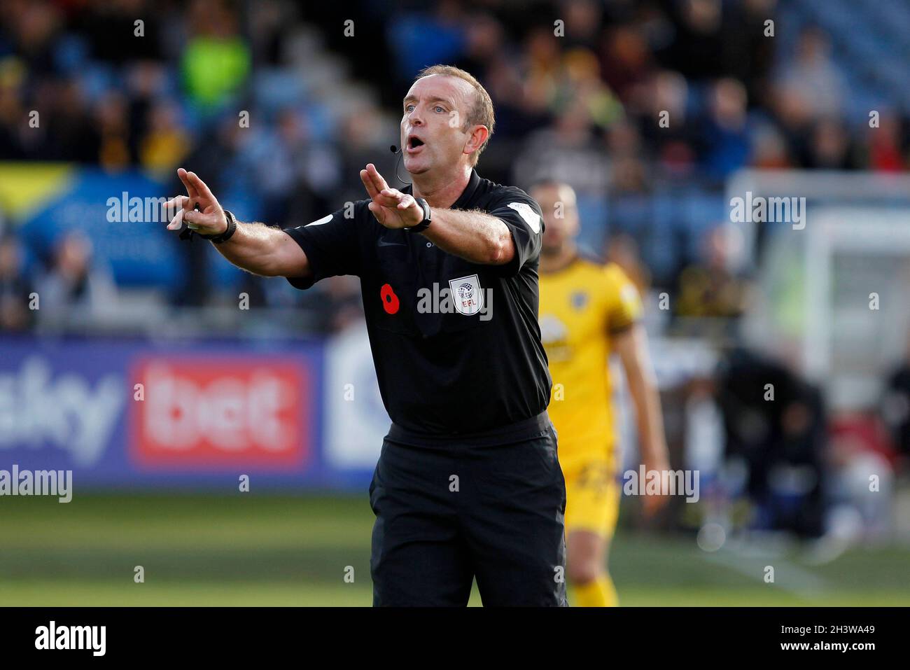 Football referee talking player hi-res stock photography and images - Alamy