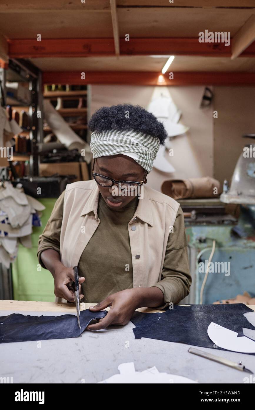 African carpenter workshop hi-res stock photography and images - Alamy