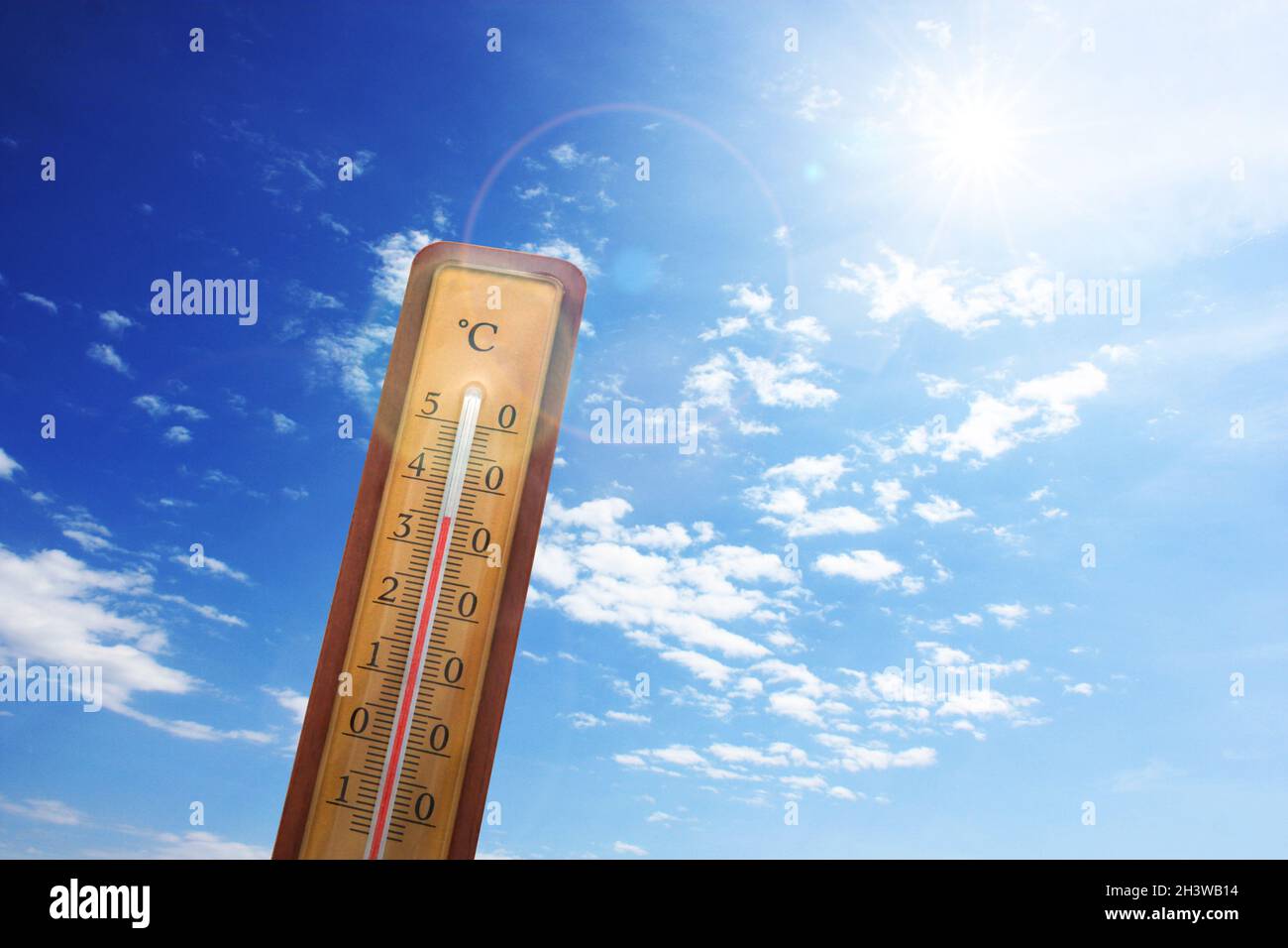 Thermometer with celsius scale showing extreme high temperature Stock ...