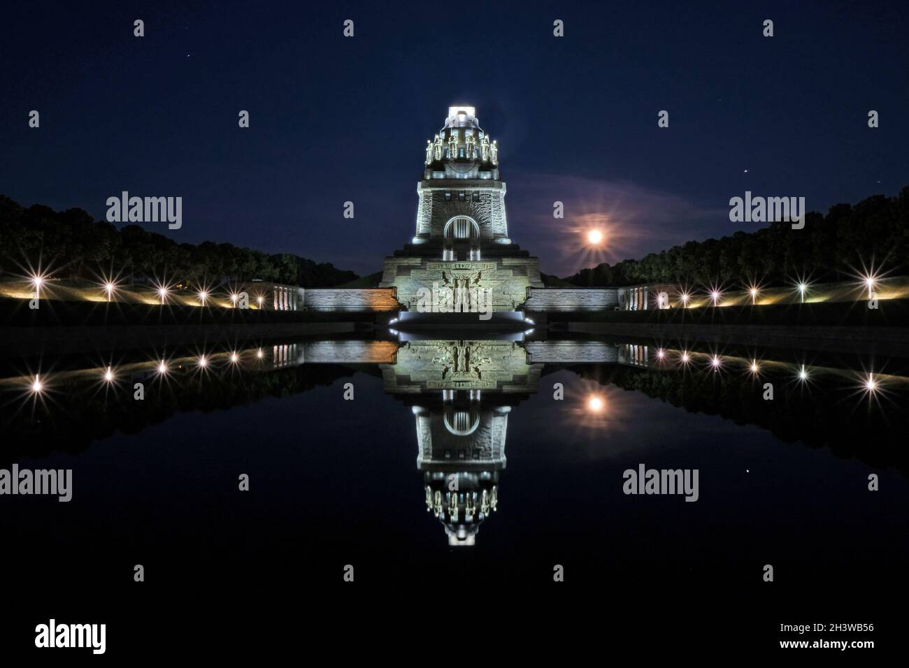 The illuminated VÃ¶lkerschlachtdenkmal with strawberry moon / new moon ...
