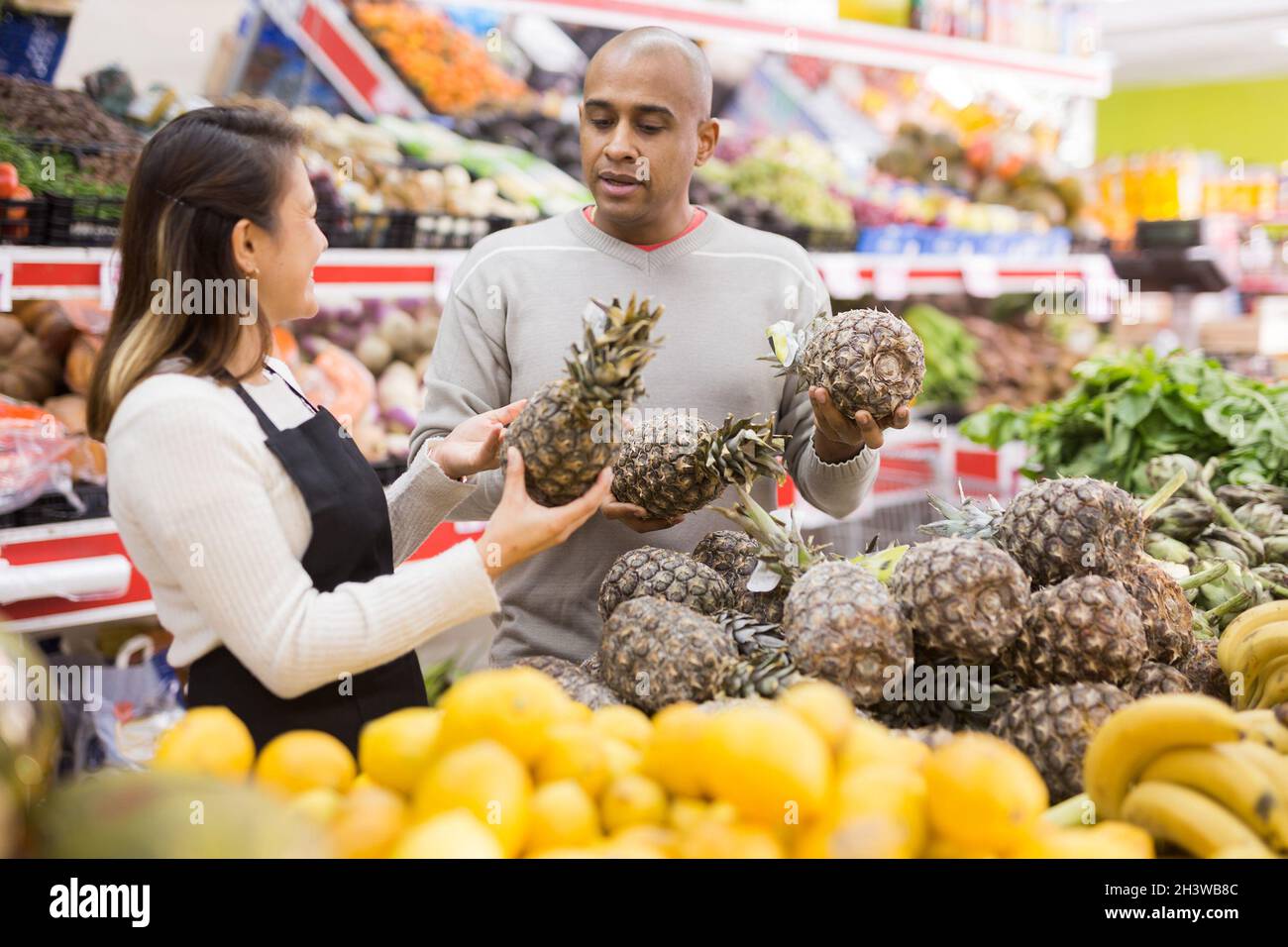 Shopping fruit hispanic hi-res stock photography and images - Alamy