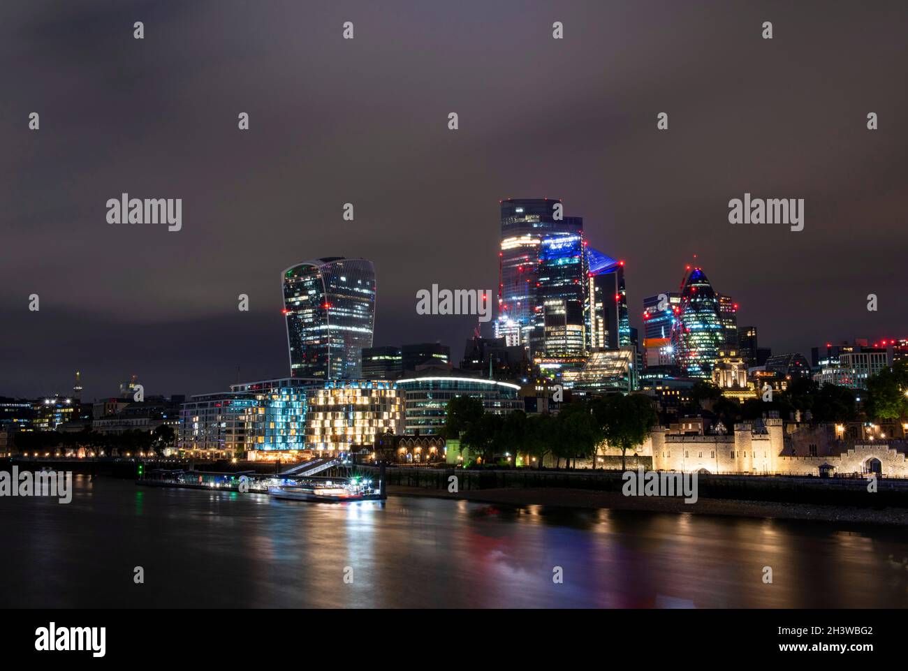 Office skyscraper windows night time hi-res stock photography and ...