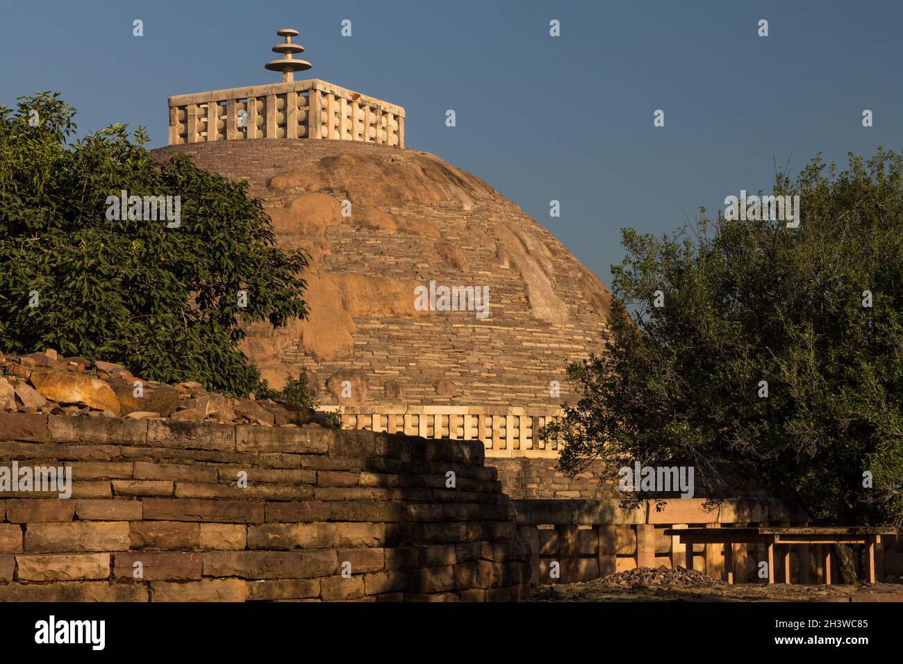 Sanchi stupa sculpture hi-res stock photography and images - Alamy