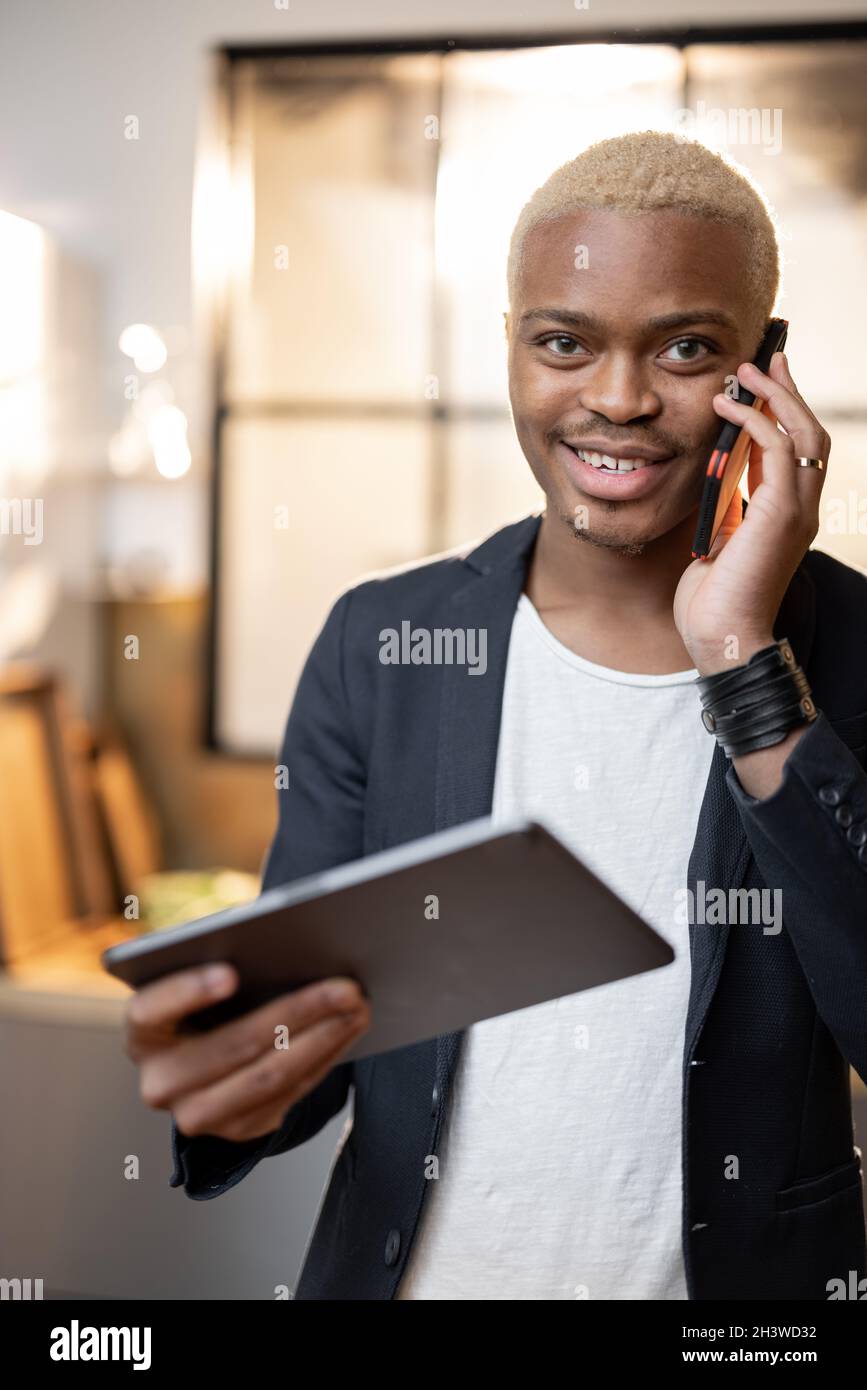 Black man watching something on smartphone Stock Photo - Alamy