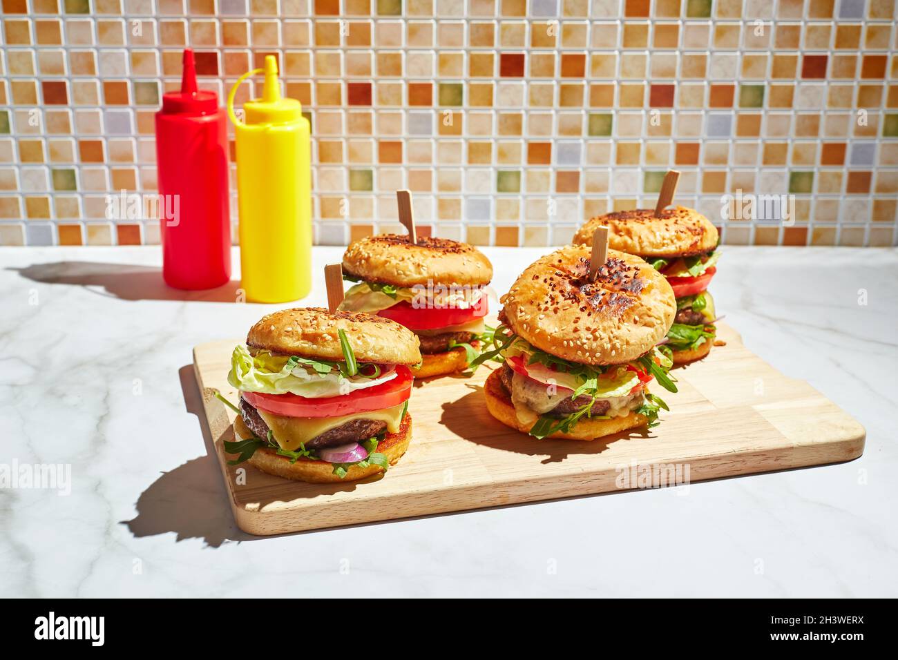 Cutting burger hi-res stock photography and images - Alamy