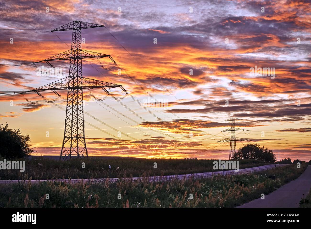 Overhead lines hi-res stock photography and images - Alamy