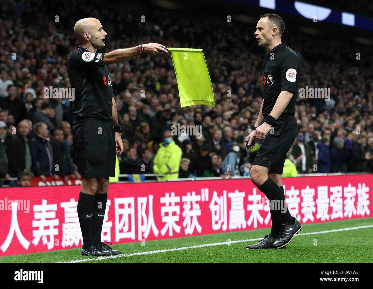 Stuart attwell referee 2021 united hi-res stock photography and images ...