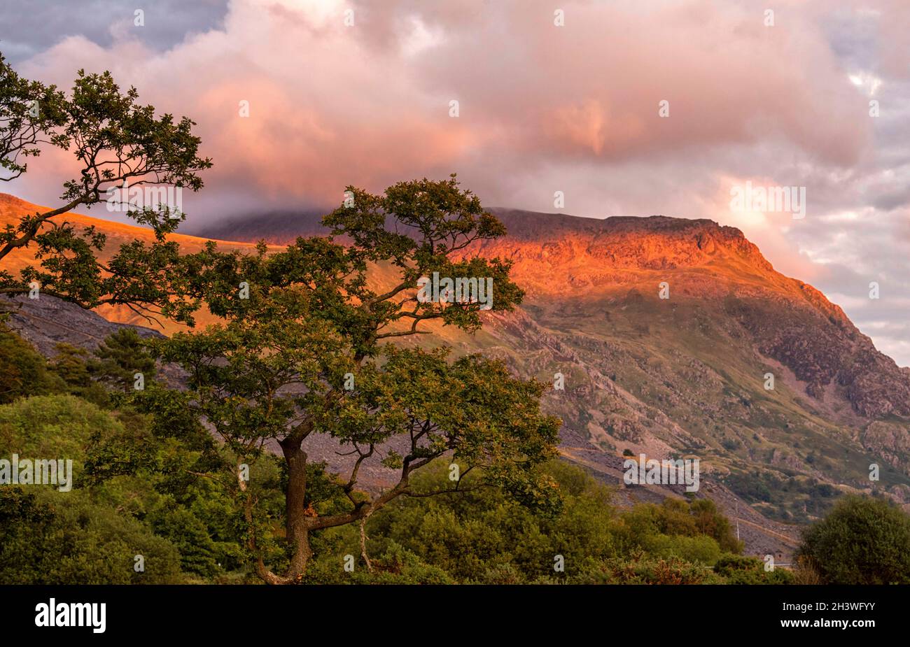 Sunset in the hills surroundinng Llanberis, Snowdonia National Park ...
