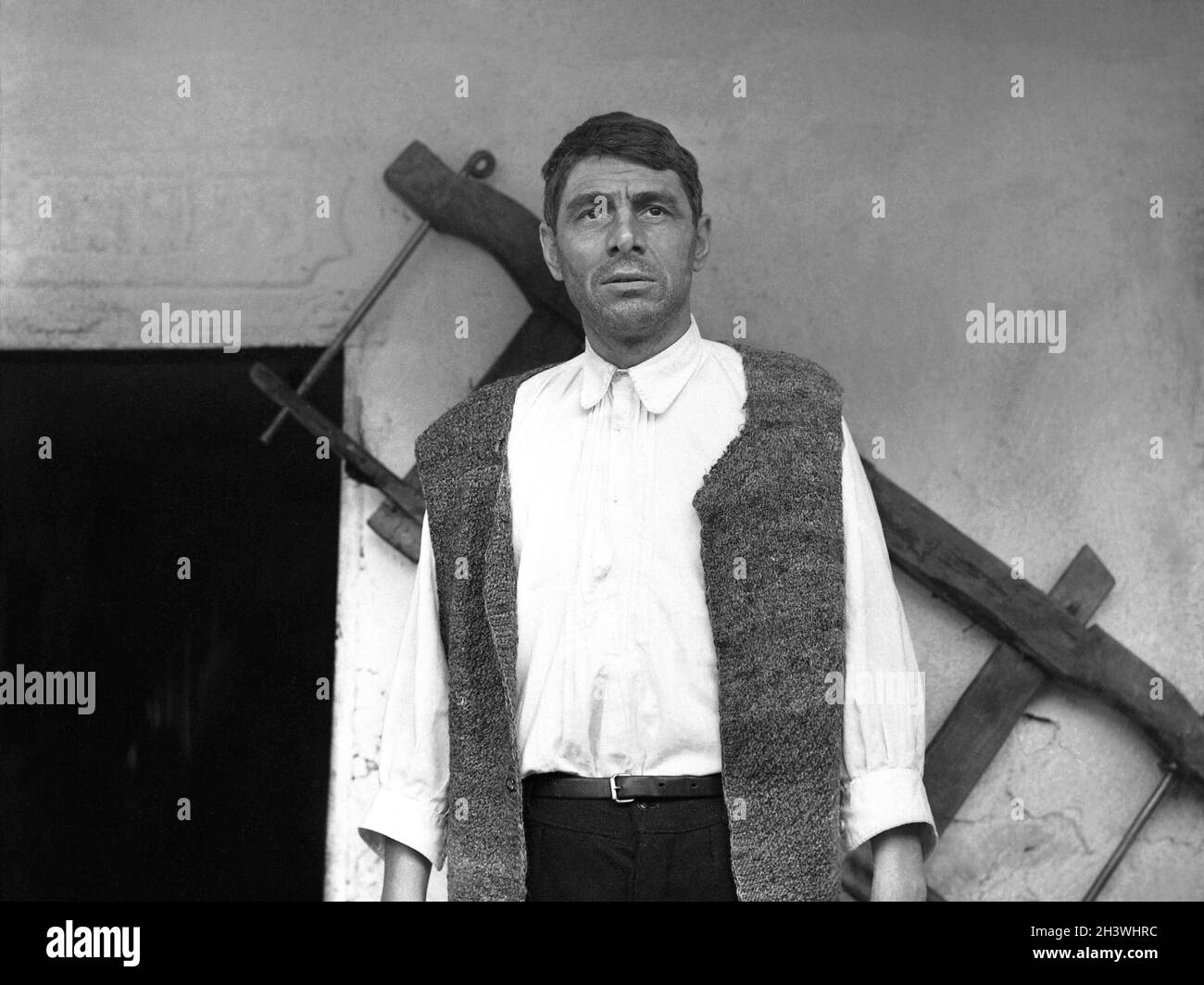 Romanian actor Mitica Popescu filming for "Vanatoarea de vulpi" (1980 ...