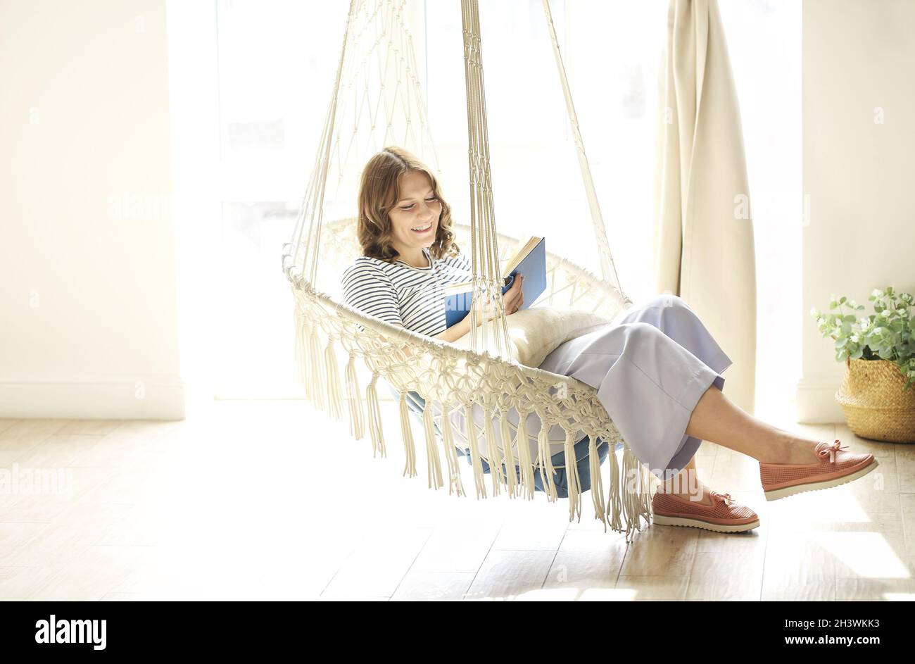Hanging chair lounge hi-res stock photography and images - Alamy