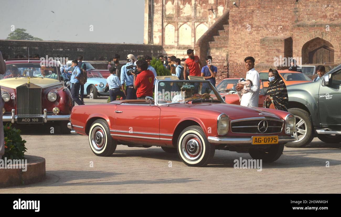 Pakistani people take apart of Auto shows vintage car rally organized ...
