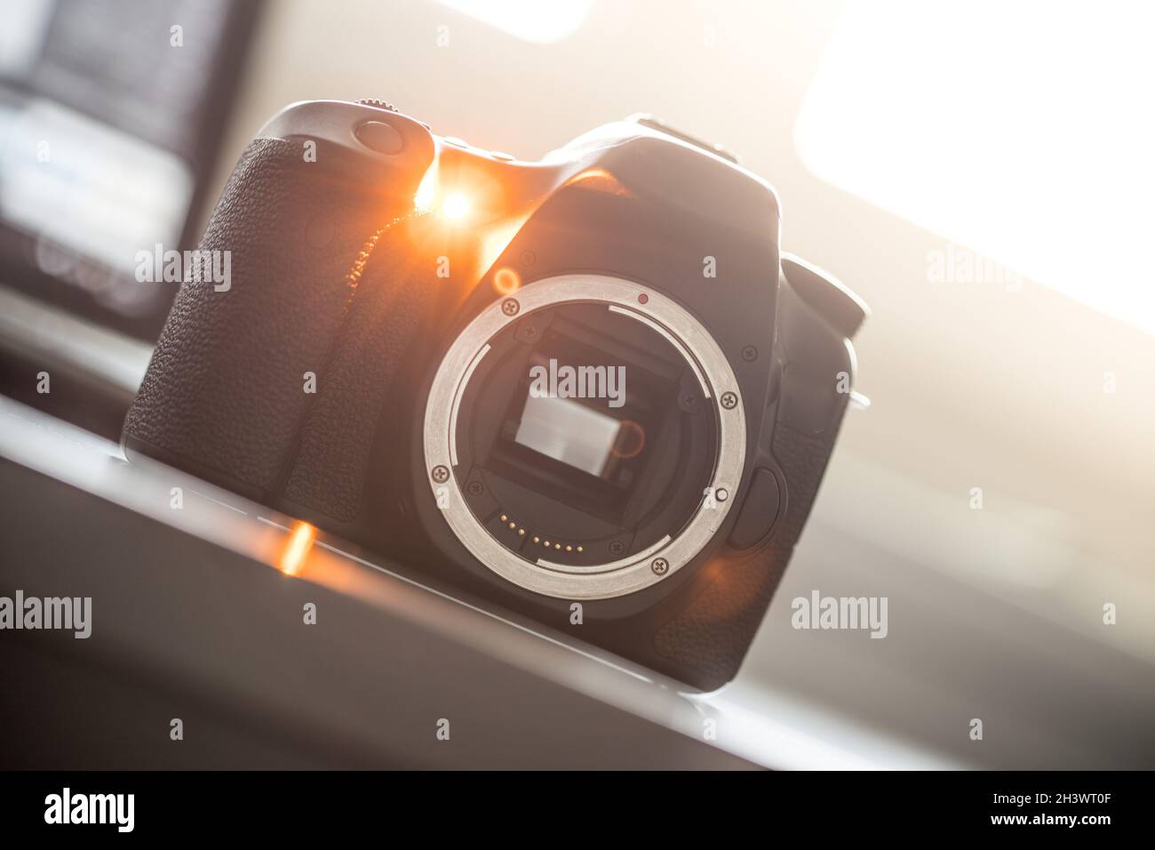 Professional camera: Reflex camera with open sensor Stock Photo - Alamy