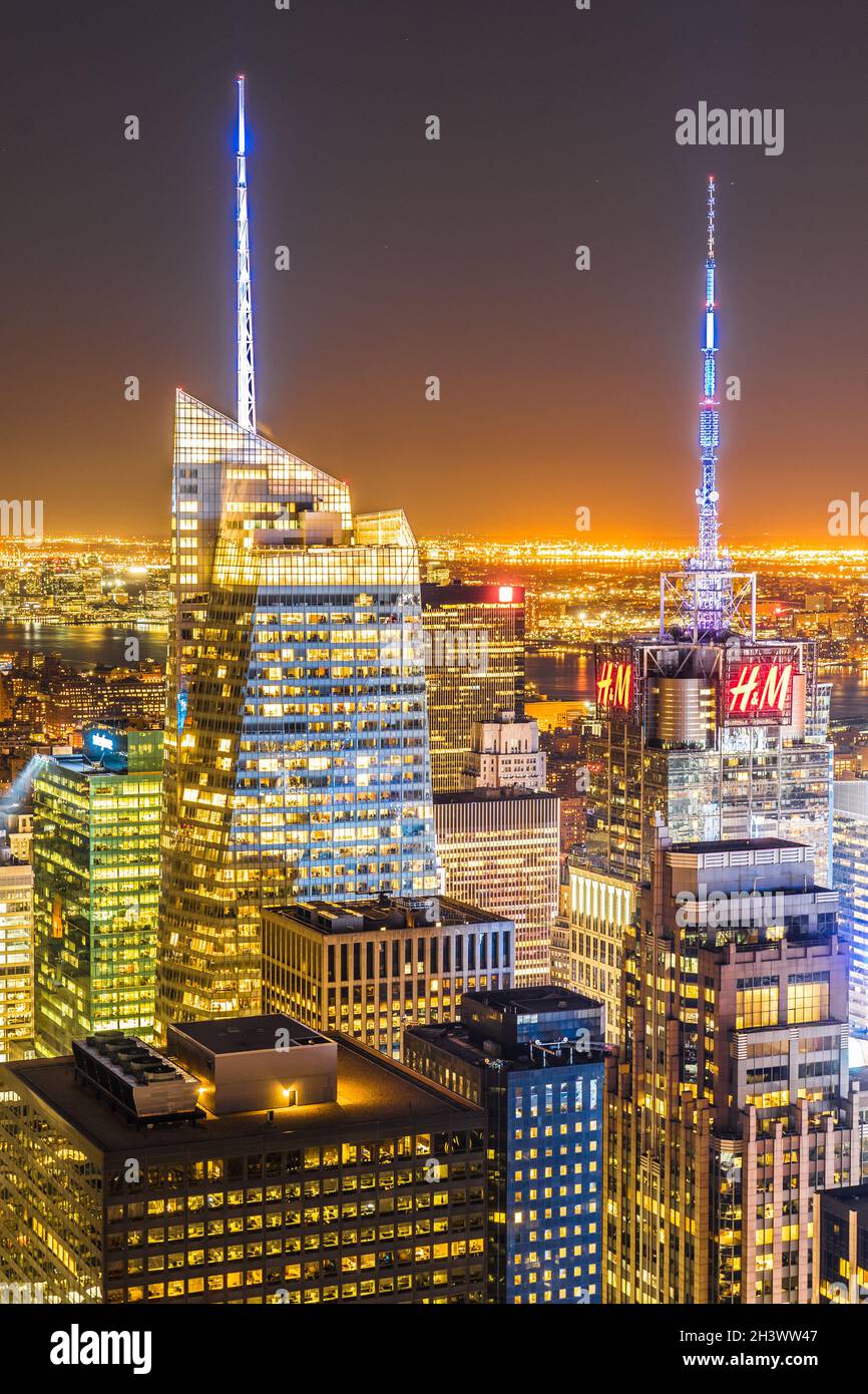 Downtown night view seen from the top of the Rock (Rockefeller Center ...