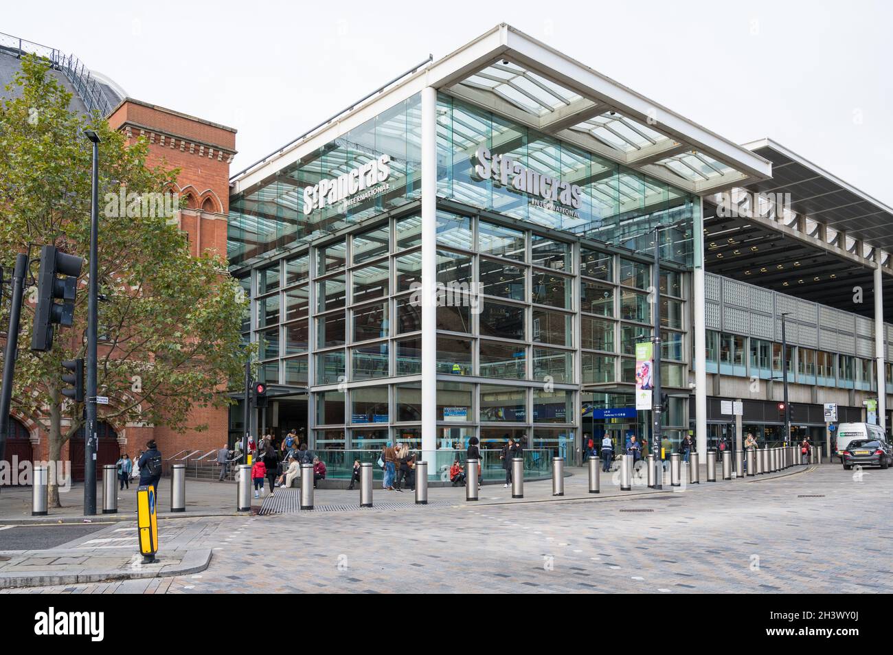 Entrance on Pancras Road to Kings Cross St. Pancras mainline station ...