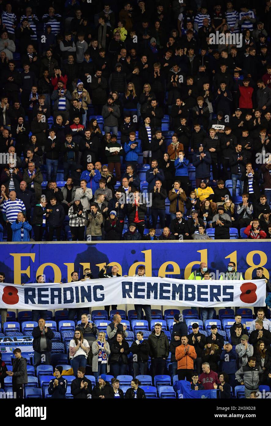 Reading fans 2021 hi-res stock photography and images - Alamy